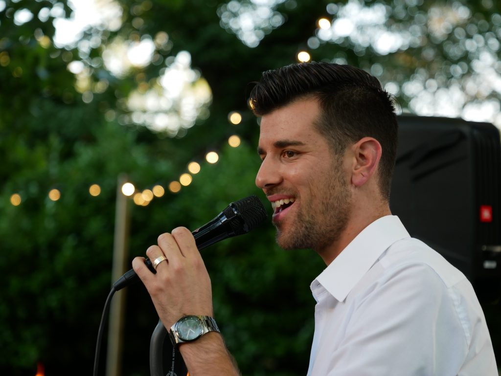 Live muziek op het terras 21 augustus (Bob Coenen – Idols) - Mister Panda